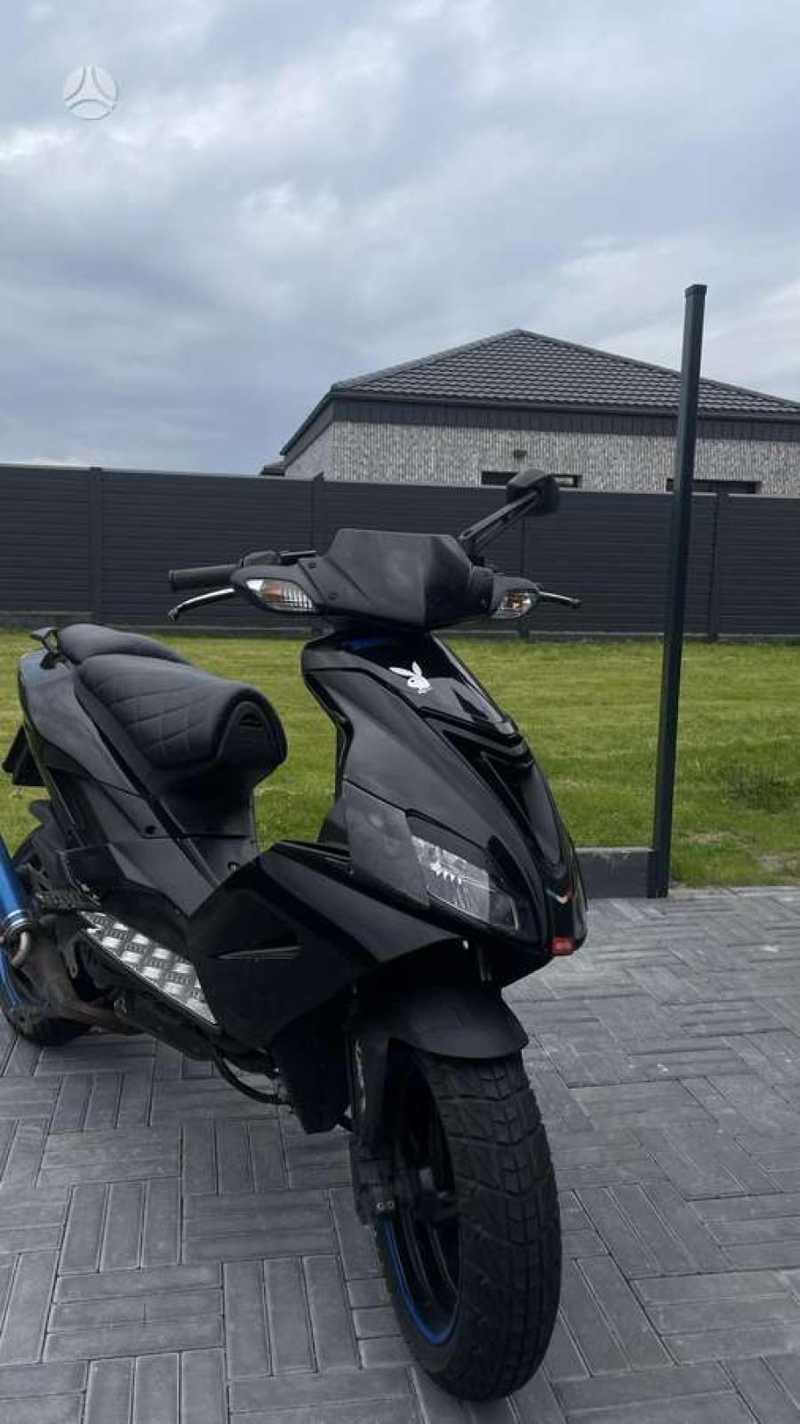 Black Aprilia SR 2015 in Kaunas, with an engine capacity of 49.00 L and mileage of 18 thousand km for 1450 €, photo 1 on AUTOMOTO.COM.LV