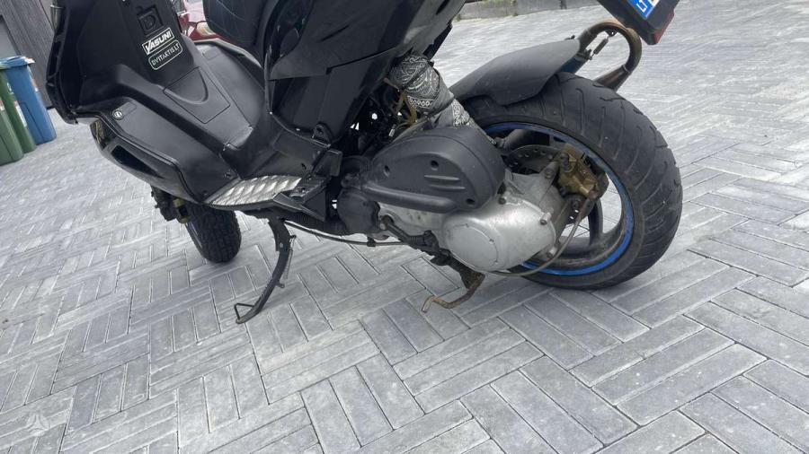 Black Aprilia SR 2015 in Kaunas, with an engine capacity of 49.00 L and mileage of 18 thousand km for 1450 €, photo 4 on AUTOMOTO.COM.LV