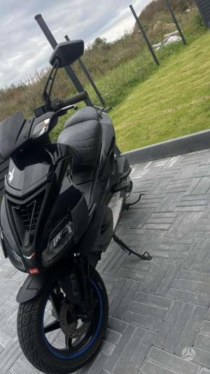 Black Aprilia SR 2015 in Kaunas, with an engine capacity of 49.00 L and mileage of 18 thousand km for 1450 €, photo 5 on AUTOMOTO.COM.LV