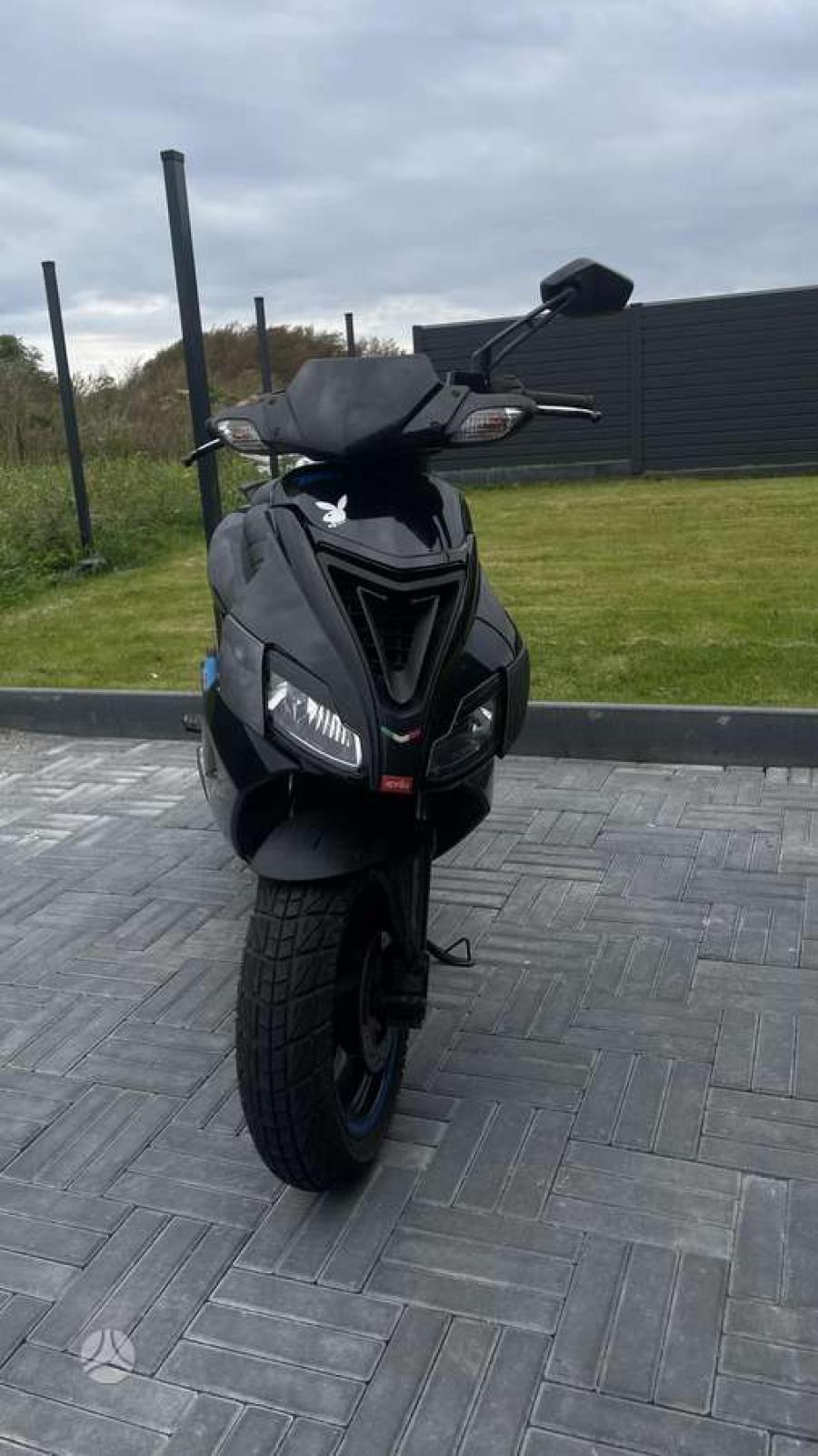 Black Aprilia SR 2015 in Kaunas, with an engine capacity of 49.00 L and mileage of 18 thousand km for 1450 €, photo 6 on AUTOMOTO.COM.LV