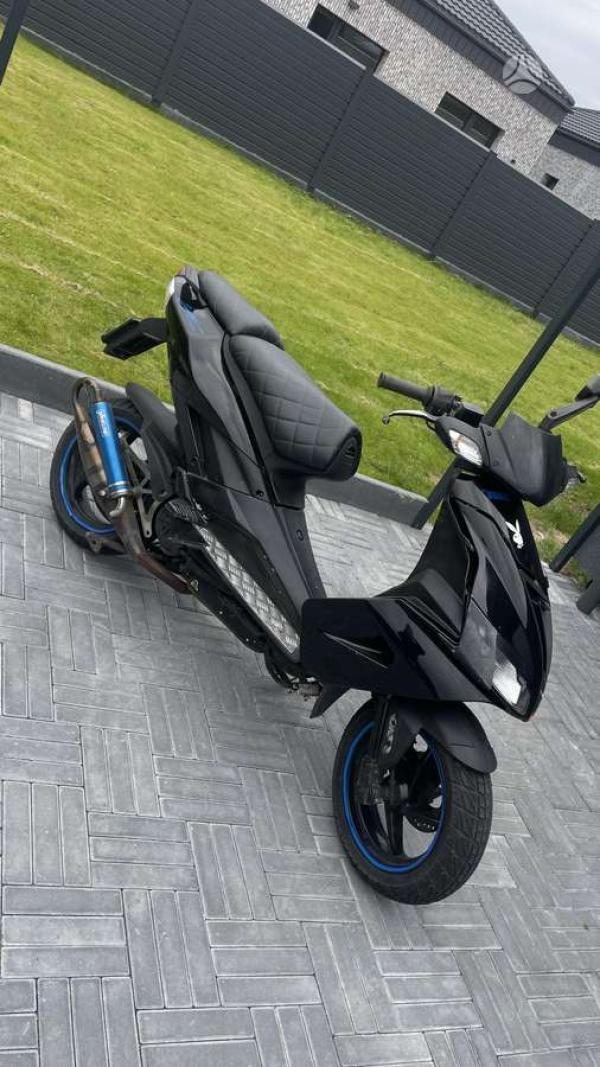 Black Aprilia SR 2015 in Kaunas, with an engine capacity of 49.00 L and mileage of 18 thousand km for 1450 €, photo 7 on AUTOMOTO.COM.LV