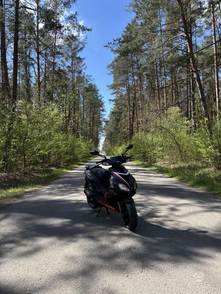 Melns Aprilia SR 2016 Viļņa, ar dzinēja tilpumu 49.00 L un nobraukumu 18 tūkst. km par 1750 €, foto 1 vietnē AUTOMOTO.COM.LV