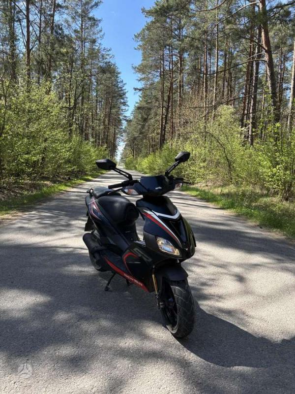 Melns Aprilia SR 2016 Viļņa, ar dzinēja tilpumu 49.00 L un nobraukumu 18 tūkst. km par 1750 €, foto 2 vietnē AUTOMOTO.COM.LV