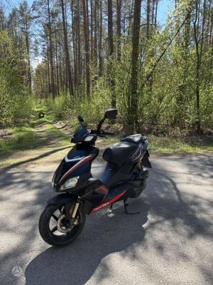 Melns Aprilia SR 2016 Viļņa, ar dzinēja tilpumu 49.00 L un nobraukumu 18 tūkst. km par 1750 €, foto 3 vietnē AUTOMOTO.COM.LV