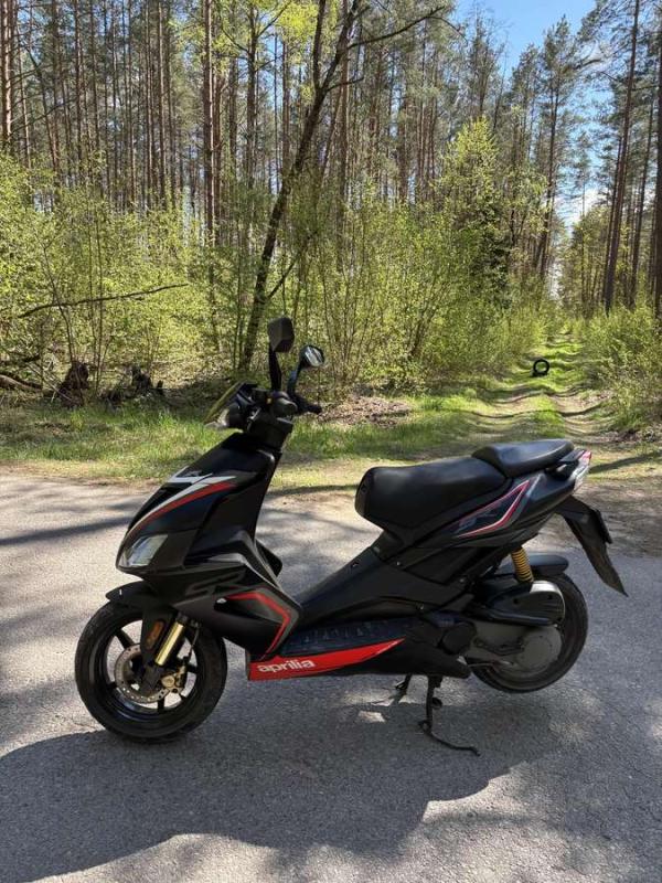 Melns Aprilia SR 2016 Viļņa, ar dzinēja tilpumu 49.00 L un nobraukumu 18 tūkst. km par 1750 €, foto 4 vietnē AUTOMOTO.COM.LV