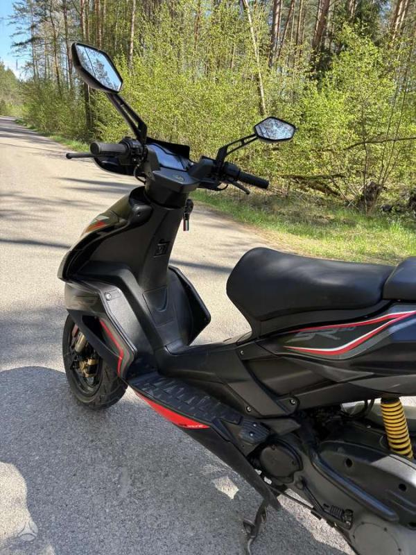 Melns Aprilia SR 2016 Viļņa, ar dzinēja tilpumu 49.00 L un nobraukumu 18 tūkst. km par 1750 €, foto 5 vietnē AUTOMOTO.COM.LV
