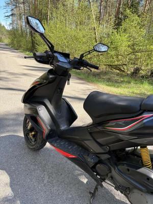 Melns Aprilia SR 2016 Viļņa, ar dzinēja tilpumu 49.00 L un nobraukumu 18 tūkst. km par 1750 €, foto 5 vietnē AUTOMOTO.COM.LV