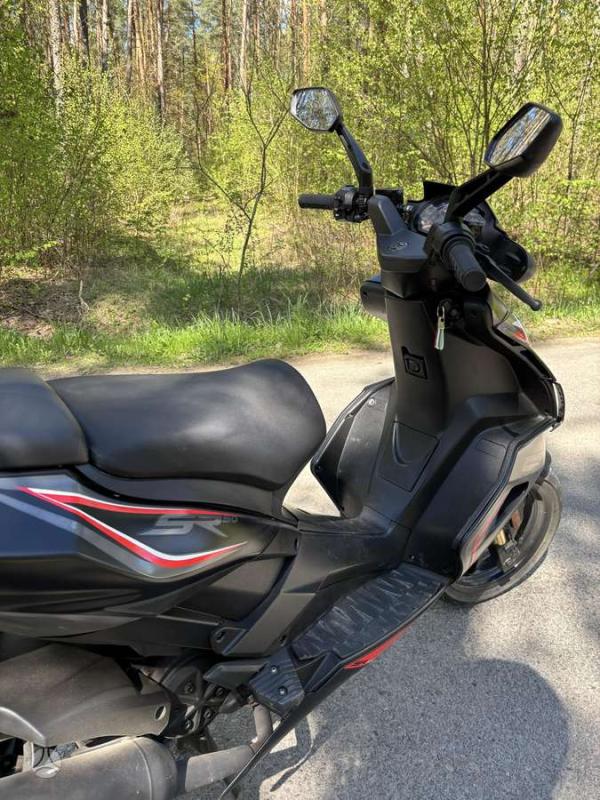 Melns Aprilia SR 2016 Viļņa, ar dzinēja tilpumu 49.00 L un nobraukumu 18 tūkst. km par 1750 €, foto 6 vietnē AUTOMOTO.COM.LV
