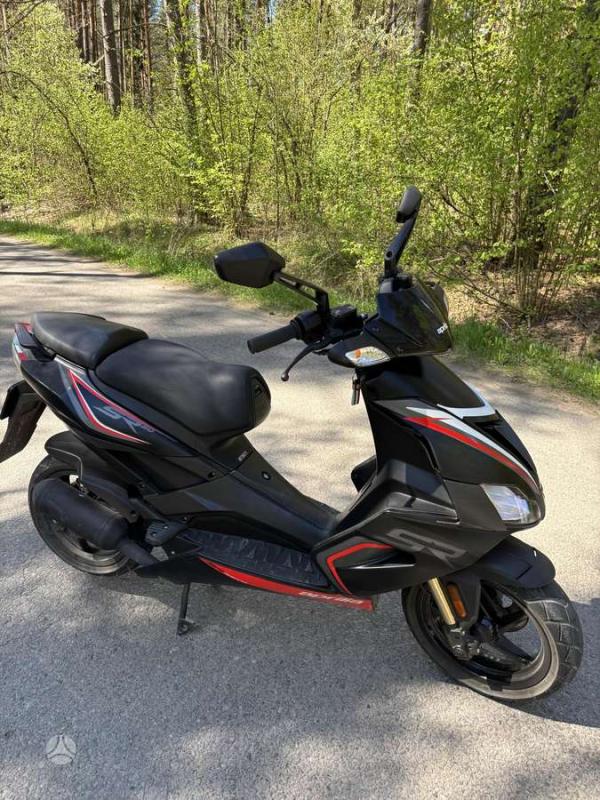 Melns Aprilia SR 2016 Viļņa, ar dzinēja tilpumu 49.00 L un nobraukumu 18 tūkst. km par 1750 €, foto 7 vietnē AUTOMOTO.COM.LV