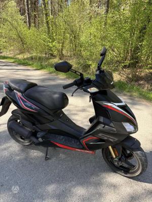 Melns Aprilia SR 2016 Viļņa, ar dzinēja tilpumu 49.00 L un nobraukumu 18 tūkst. km par 1750 €, foto 7 vietnē AUTOMOTO.COM.LV