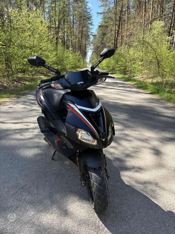 Melns Aprilia SR 2016 Viļņa, ar dzinēja tilpumu 49.00 L un nobraukumu 18 tūkst. km par 1750 €, foto 8 vietnē AUTOMOTO.COM.LV