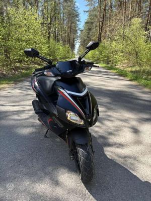 Melns Aprilia SR 2016 Viļņa, ar dzinēja tilpumu 49.00 L un nobraukumu 18 tūkst. km par 1750 €, foto 8 vietnē AUTOMOTO.COM.LV