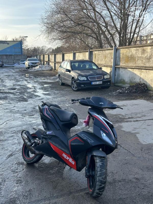 Melns Aprilia SR 2016 Panevēža, ar dzinēja tilpumu 0.05 L un nobraukumu 0 tūkst. km par 1800 €, foto 1 vietnē AUTOMOTO.COM.LV
