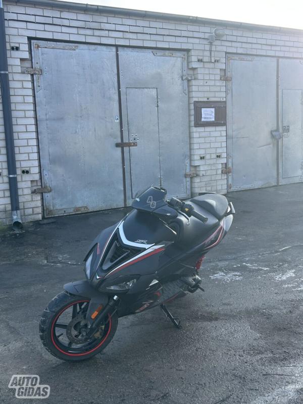 Black Aprilia SR 2016 in Panevezys, with an engine capacity of 0.05 L and mileage of 0 thousand km for 1800 €, photo 2 on AUTOMOTO.COM.LV