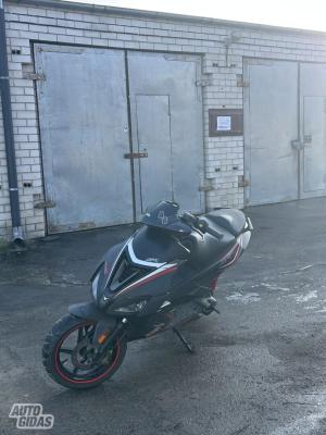Black Aprilia SR 2016 in Panevezys, with an engine capacity of 0.05 L and mileage of 0 thousand km for 1800 €, photo 2 on AUTOMOTO.COM.LV