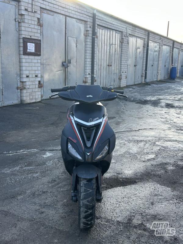 Black Aprilia SR 2016 in Panevezys, with an engine capacity of 0.05 L and mileage of 0 thousand km for 1800 €, photo 5 on AUTOMOTO.COM.LV