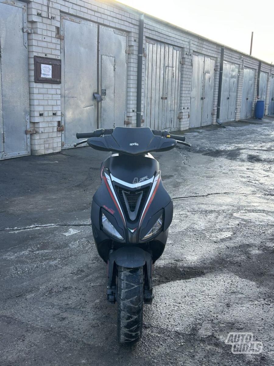 Black Aprilia SR 2016 in Panevezys, with an engine capacity of 0.05 L and mileage of 0 thousand km for 1800 €, photo 5 on AUTOMOTO.COM.LV