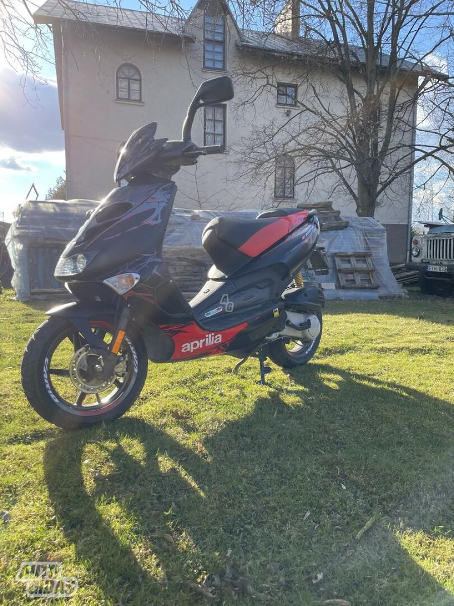 Melns Aprilia SR 2016 Panevēža, ar dzinēja tilpumu 0.05 L un nobraukumu 9 tūkst. km par 1500 €, foto 1 vietnē AUTOMOTO.COM.LV