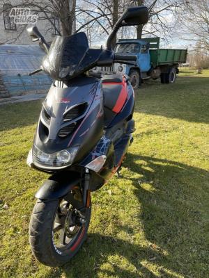 Melns Aprilia SR 2016 Panevēža, ar dzinēja tilpumu 0.05 L un nobraukumu 9 tūkst. km par 1500 €, foto 4 vietnē AUTOMOTO.COM.LV