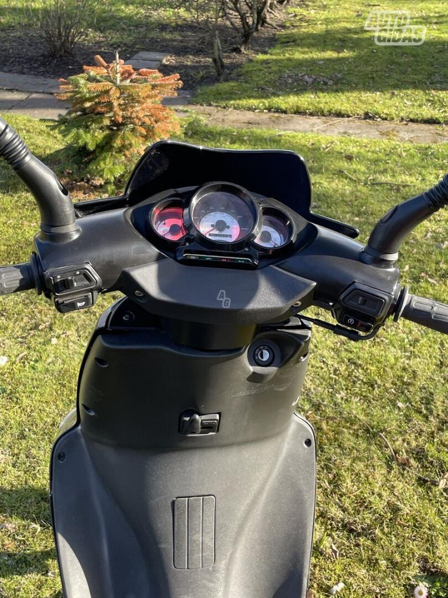 Melns Aprilia SR 2016 Panevēža, ar dzinēja tilpumu 0.05 L un nobraukumu 9 tūkst. km par 1500 €, foto 9 vietnē AUTOMOTO.COM.LV