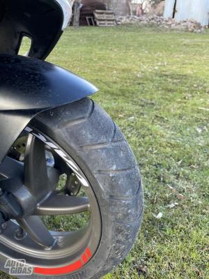 Melns Aprilia SR 2016 Panevēža, ar dzinēja tilpumu 0.05 L un nobraukumu 9 tūkst. km par 1500 €, foto 11 vietnē AUTOMOTO.COM.LV