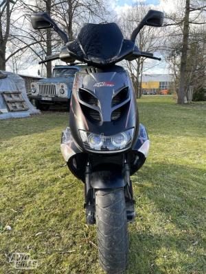 Melns Aprilia SR 2016 Panevēža, ar dzinēja tilpumu 0.05 L un nobraukumu 9 tūkst. km par 1500 €, foto 12 vietnē AUTOMOTO.COM.LV