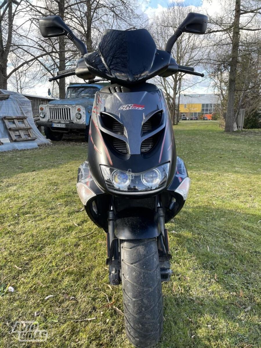 Melns Aprilia SR 2016 Panevēža, ar dzinēja tilpumu 0.05 L un nobraukumu 9 tūkst. km par 1500 €, foto 12 vietnē AUTOMOTO.COM.LV