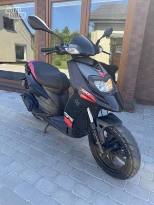 Melns Aprilia SR 2016 Mažeikiai, ar dzinēja tilpumu 0.05 L un nobraukumu 19 tūkst. km par 1150 €, foto  vietnē AUTOMOTO.COM.LV