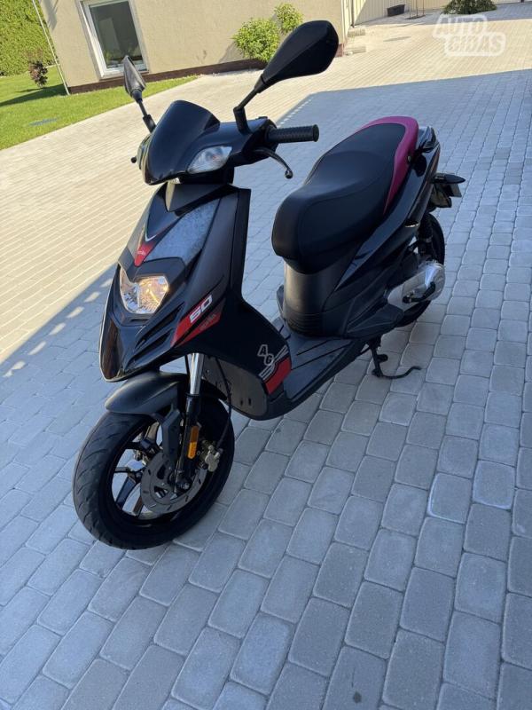 Black Aprilia SR 2016 in Mazeikiai, with an engine capacity of 0.05 L and mileage of 19 thousand km for 1150 €, photo 2 on AUTOMOTO.COM.LV