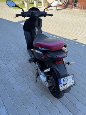 Black Aprilia SR 2016 in Mazeikiai, with an engine capacity of 0.05 L and mileage of 19 thousand km for 1150 €, photo 4 on AUTOMOTO.COM.LV