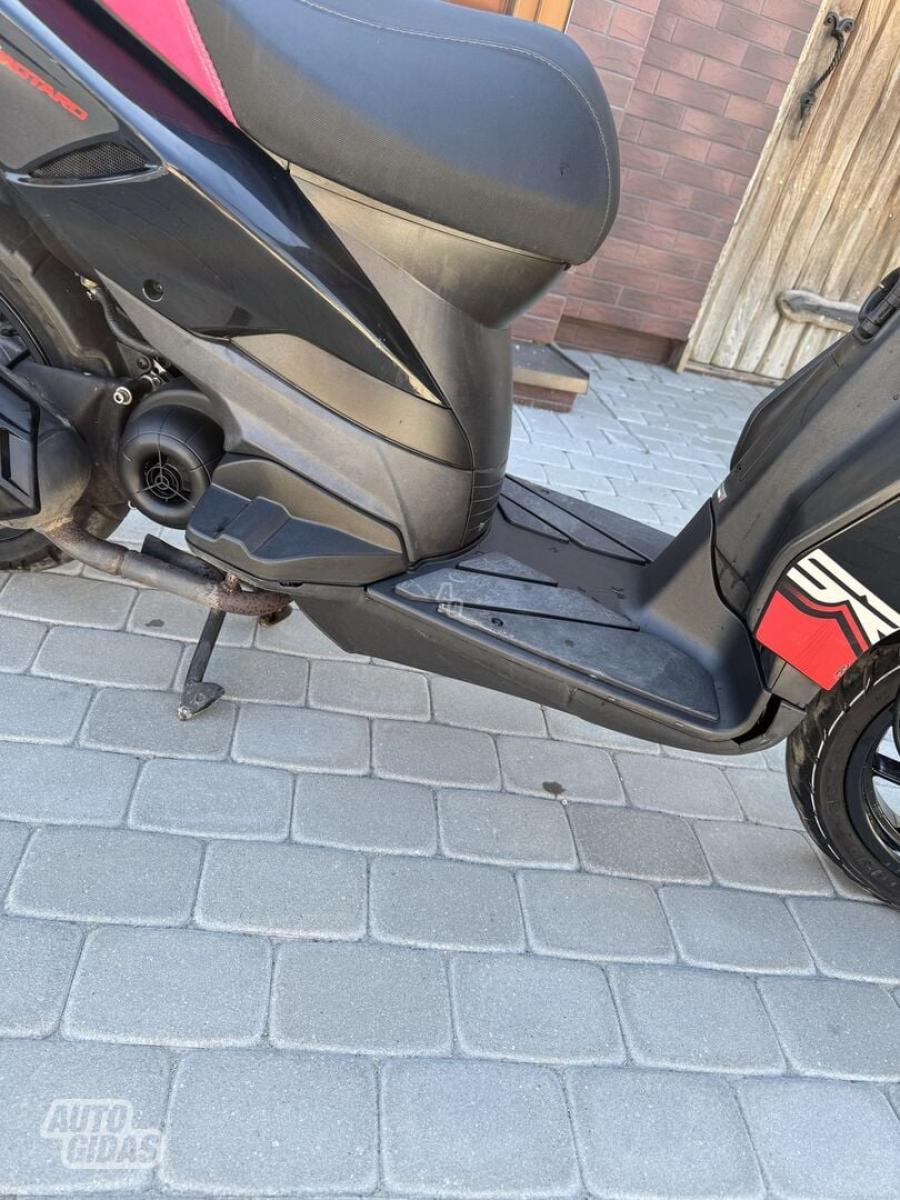 Black Aprilia SR 2016 in Mazeikiai, with an engine capacity of 0.05 L and mileage of 19 thousand km for 1150 €, photo 6 on AUTOMOTO.COM.LV