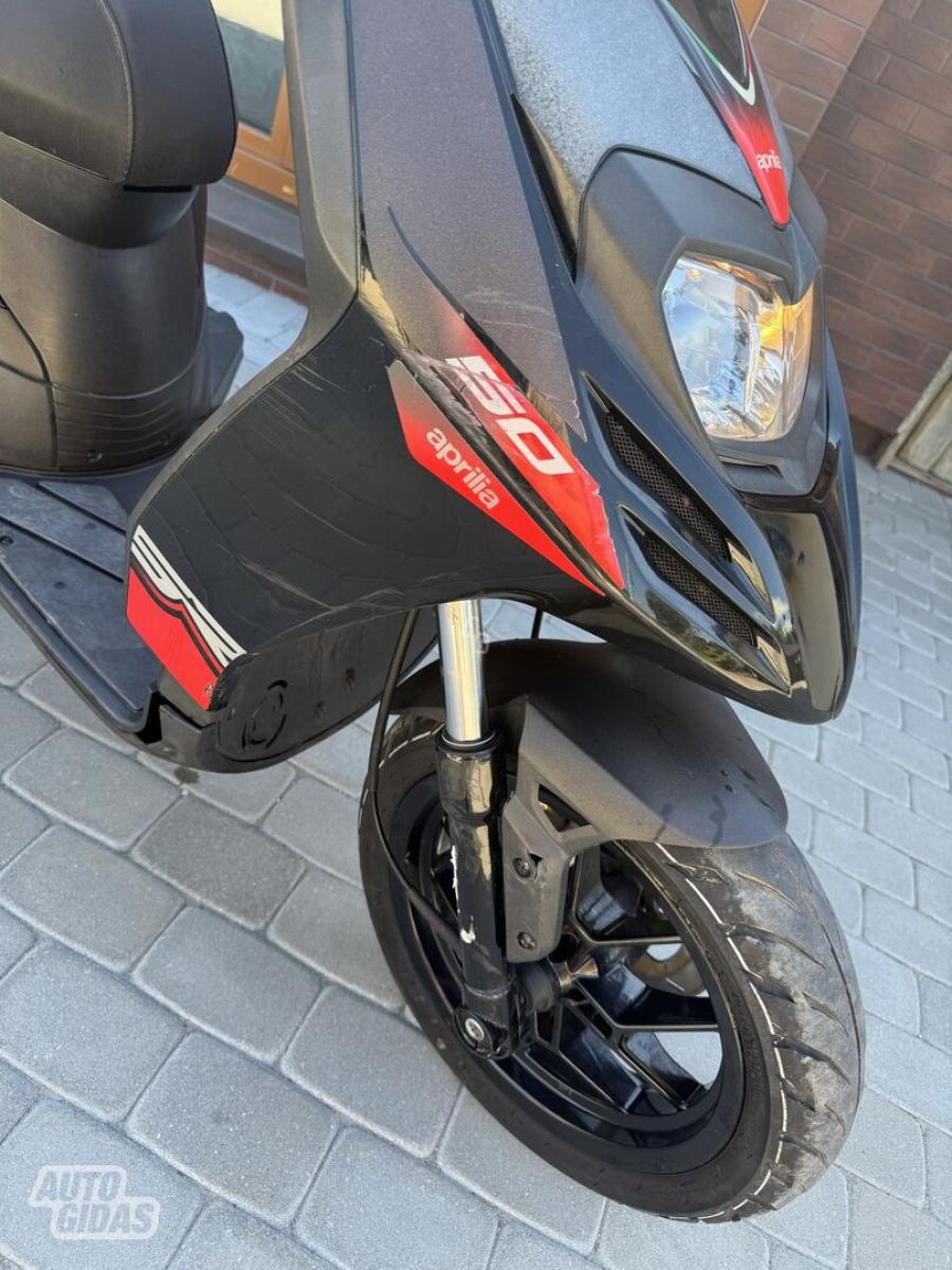 Black Aprilia SR 2016 in Mazeikiai, with an engine capacity of 0.05 L and mileage of 19 thousand km for 1150 €, photo 7 on AUTOMOTO.COM.LV