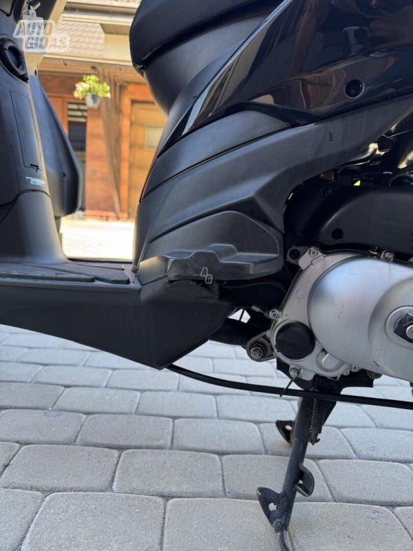 Black Aprilia SR 2016 in Mazeikiai, with an engine capacity of 0.05 L and mileage of 19 thousand km for 1150 €, photo 7 on AUTOMOTO.COM.LV
