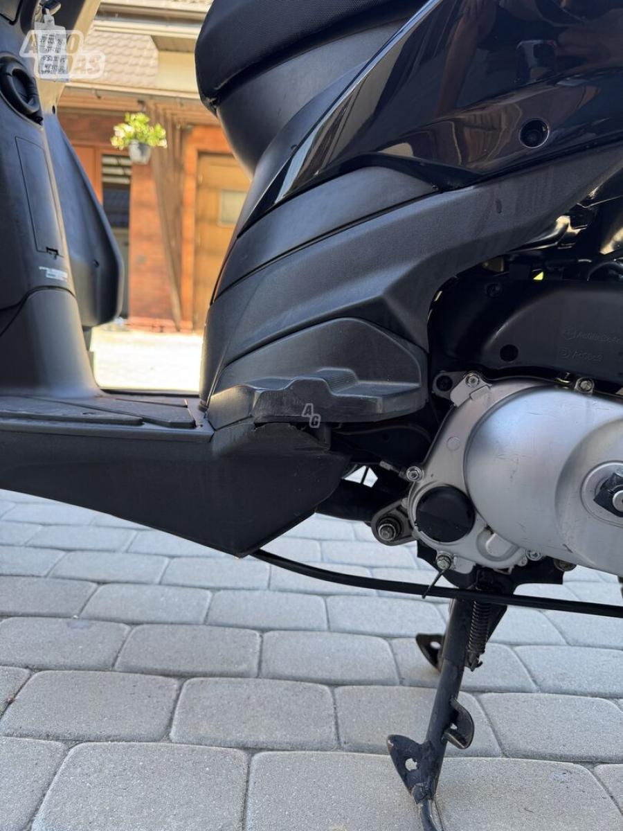 Black Aprilia SR 2016 in Mazeikiai, with an engine capacity of 0.05 L and mileage of 19 thousand km for 1150 €, photo 8 on AUTOMOTO.COM.LV