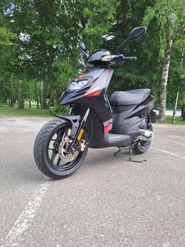 Melns Aprilia SR 2016 Marijampole, ar dzinēja tilpumu 49.00 L un nobraukumu 13 tūkst. km par 1500 €, foto 1 vietnē AUTOMOTO.COM.LV
