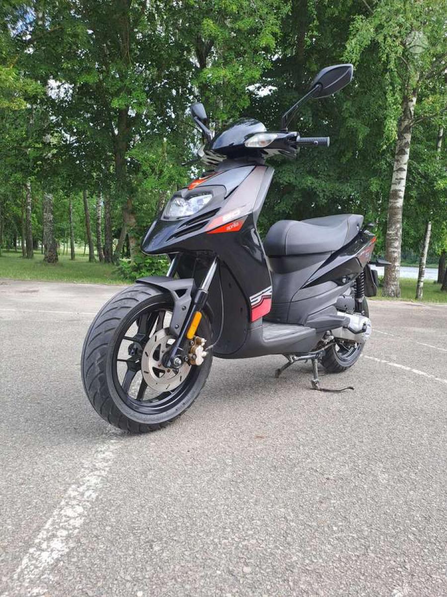 Melns Aprilia SR 2016 Marijampole, ar dzinēja tilpumu 49.00 L un nobraukumu 13 tūkst. km par 1500 €, foto 1 vietnē AUTOMOTO.COM.LV