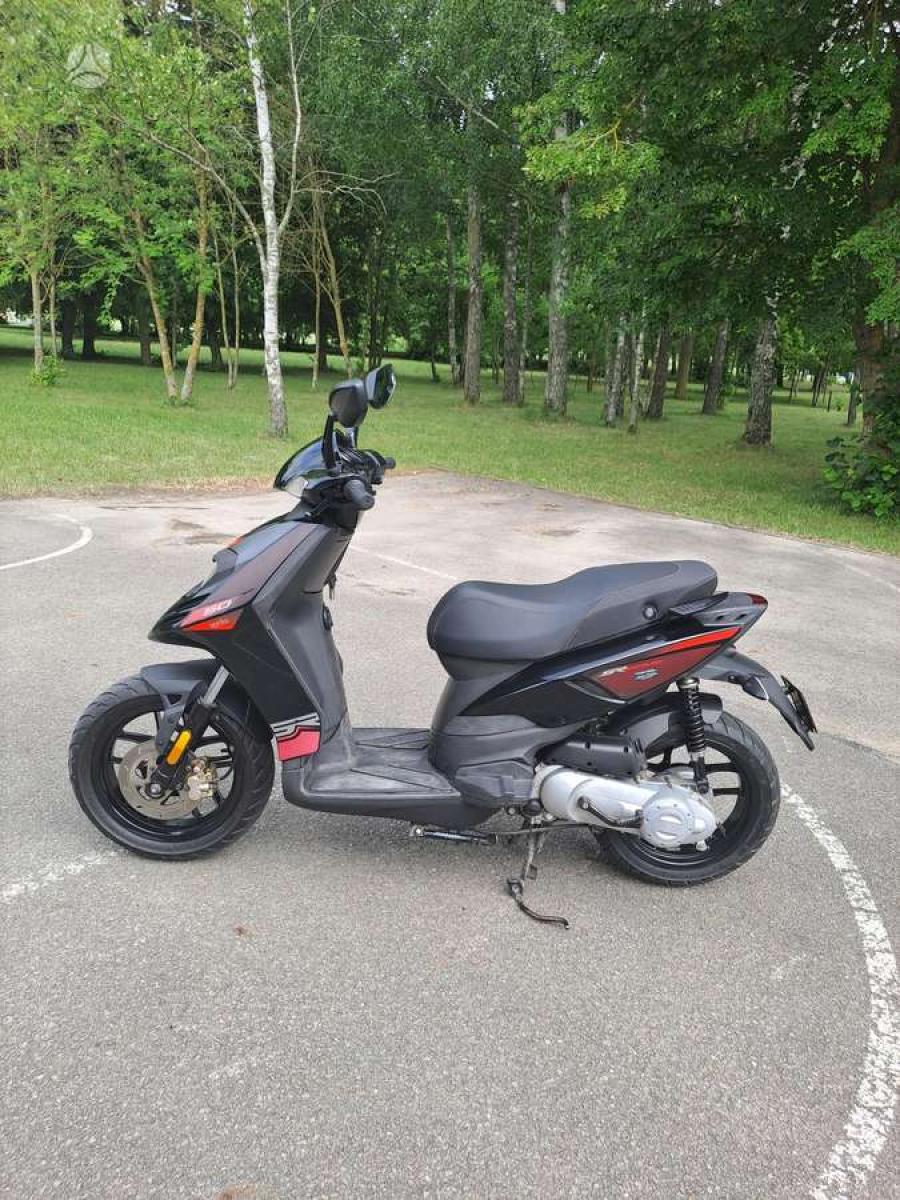 Melns Aprilia SR 2016 Marijampole, ar dzinēja tilpumu 49.00 L un nobraukumu 13 tūkst. km par 1500 €, foto 3 vietnē AUTOMOTO.COM.LV