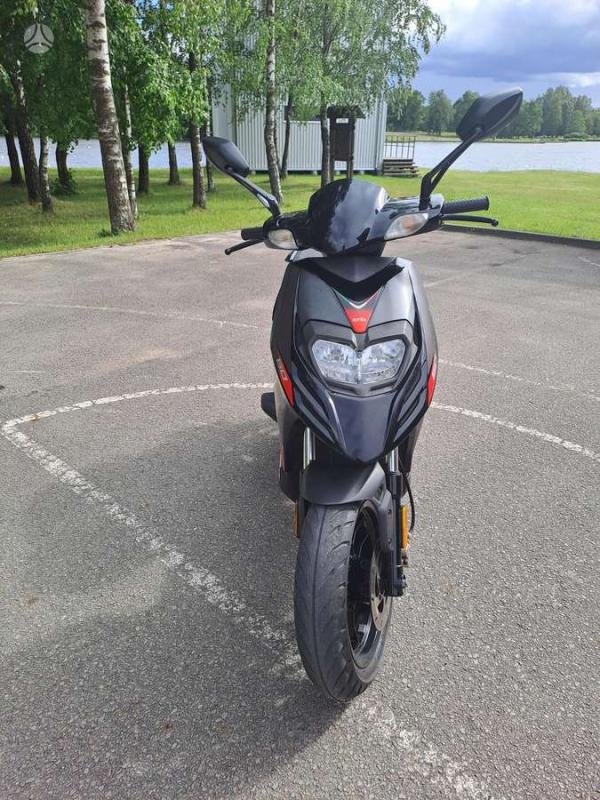 Melns Aprilia SR 2016 Marijampole, ar dzinēja tilpumu 49.00 L un nobraukumu 13 tūkst. km par 1500 €, foto 3 vietnē AUTOMOTO.COM.LV