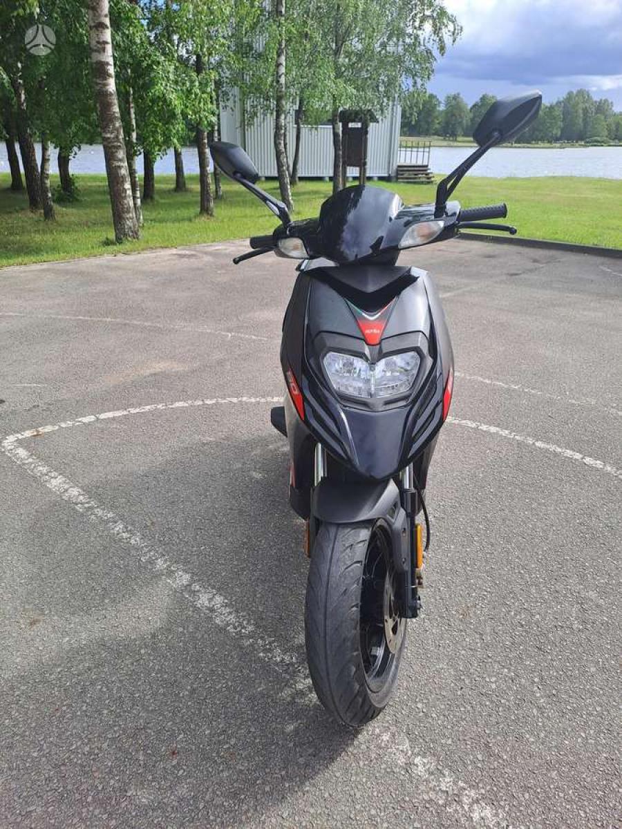 Melns Aprilia SR 2016 Marijampole, ar dzinēja tilpumu 49.00 L un nobraukumu 13 tūkst. km par 1500 €, foto 4 vietnē AUTOMOTO.COM.LV