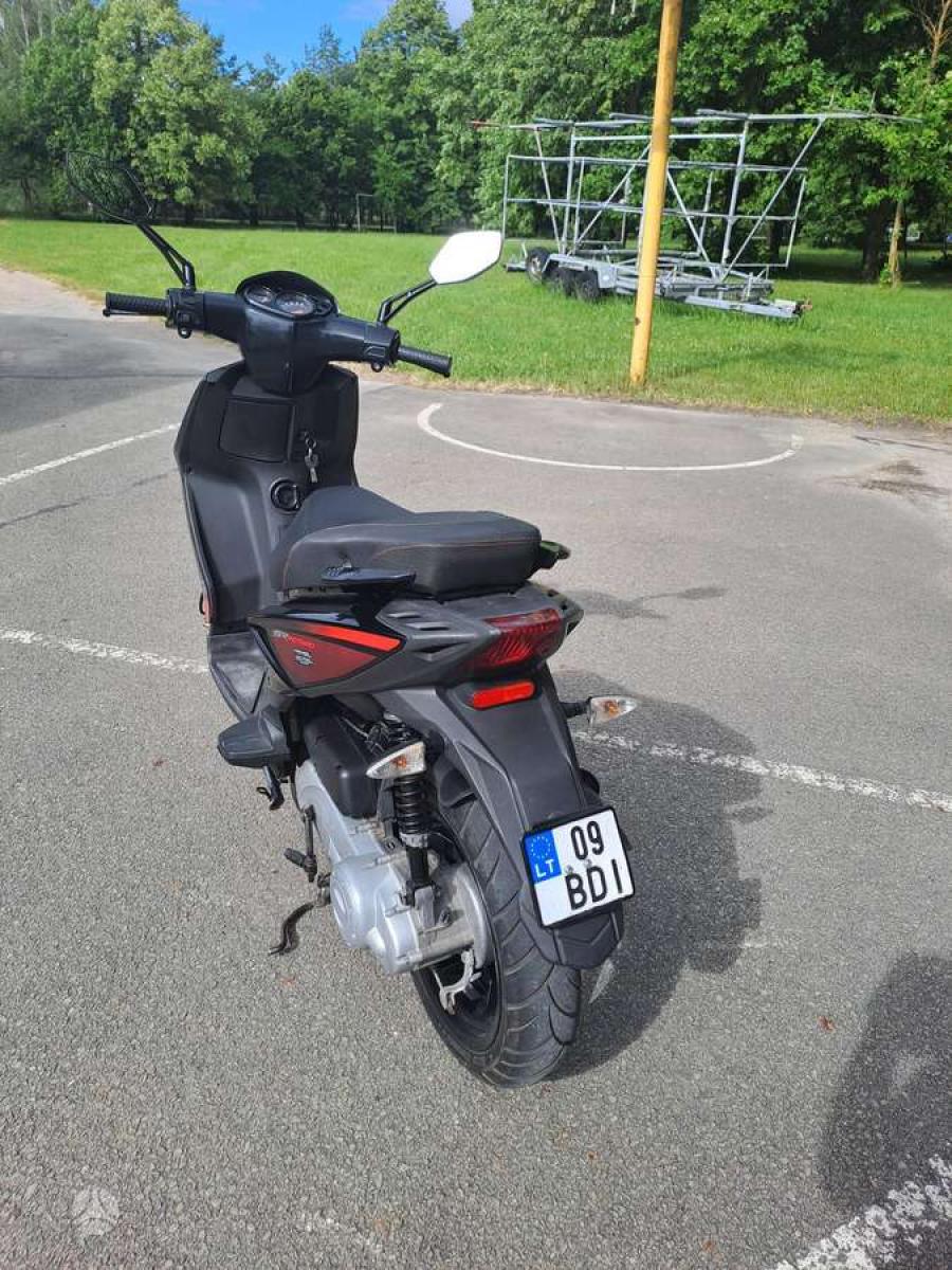 Melns Aprilia SR 2016 Marijampole, ar dzinēja tilpumu 49.00 L un nobraukumu 13 tūkst. km par 1500 €, foto 6 vietnē AUTOMOTO.COM.LV