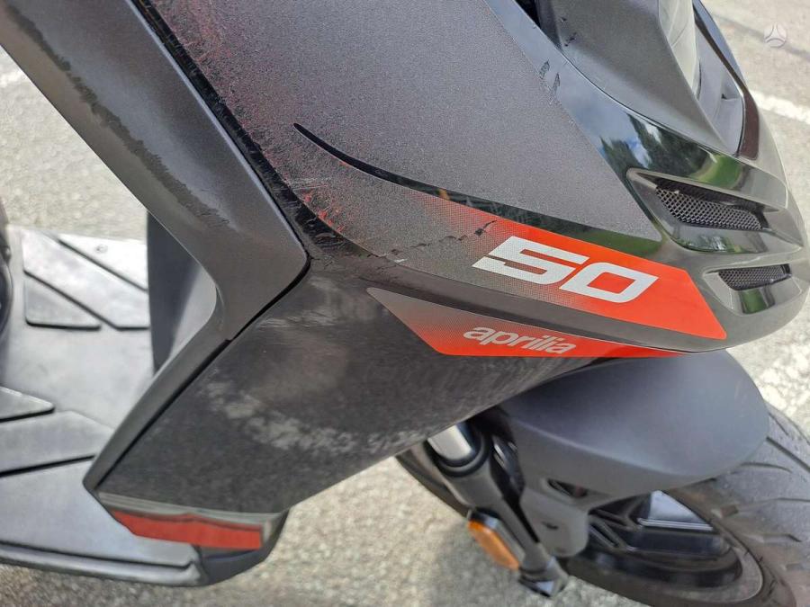 Melns Aprilia SR 2016 Marijampole, ar dzinēja tilpumu 49.00 L un nobraukumu 13 tūkst. km par 1500 €, foto 8 vietnē AUTOMOTO.COM.LV