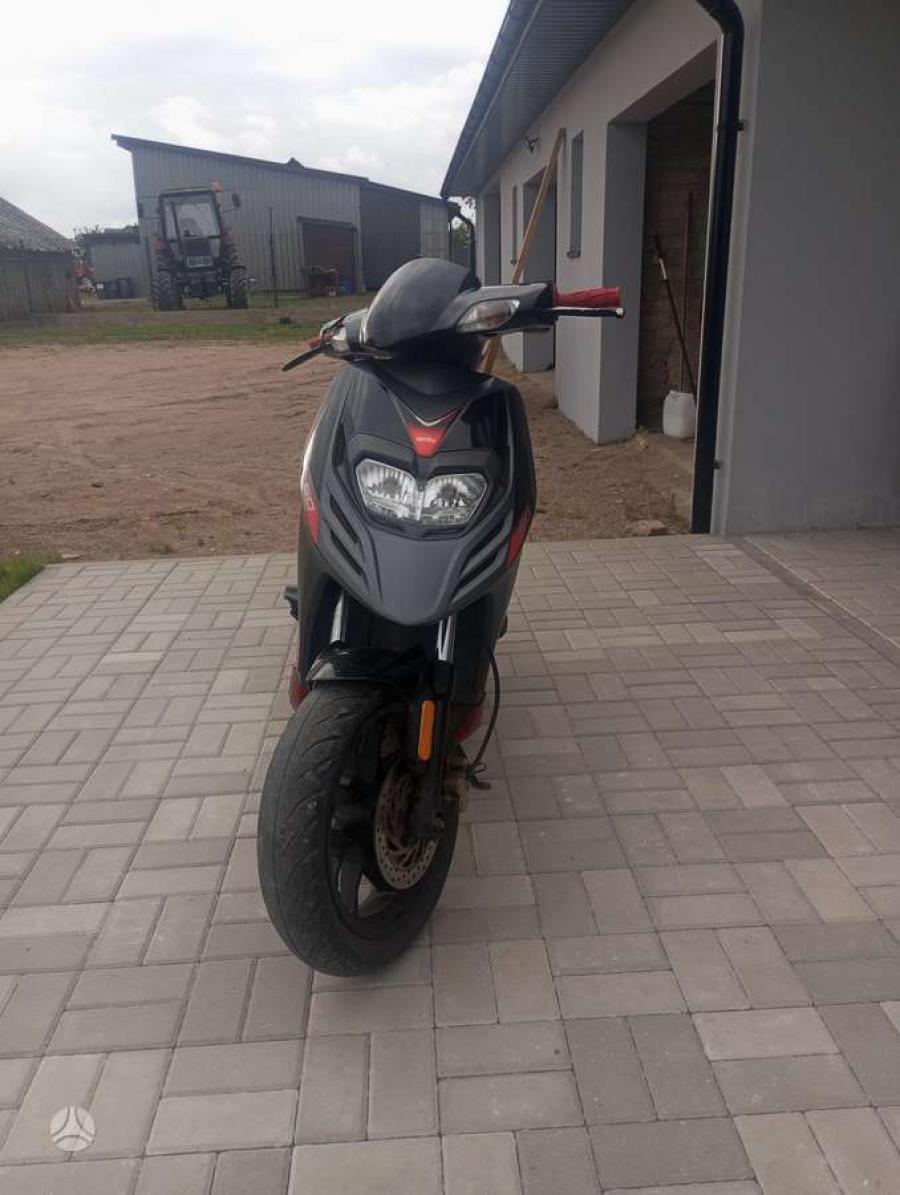 Black Aprilia SR 2016 in Taurage, with an engine capacity of 49.00 L and mileage of 28 thousand km for 1400 €, photo 1 on AUTOMOTO.COM.LV