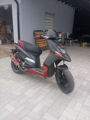 Black Aprilia SR 2016 in Taurage, with an engine capacity of 49.00 L and mileage of 28 thousand km for 1400 €, photo 3 on AUTOMOTO.COM.LV