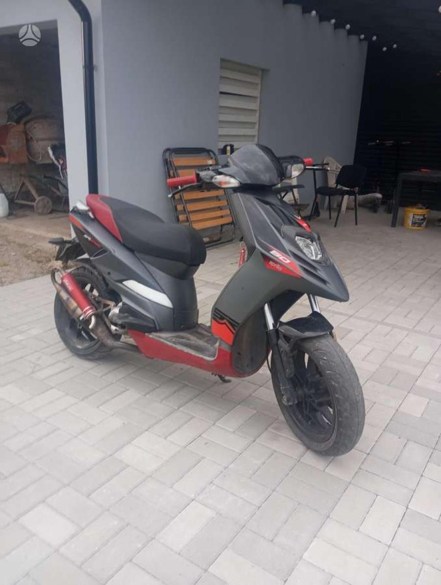 Black Aprilia SR 2016 in Taurage, with an engine capacity of 49.00 L and mileage of 28 thousand km for 1400 €, photo 3 on AUTOMOTO.COM.LV