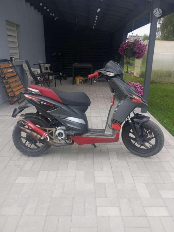 Black Aprilia SR 2016 in Taurage, with an engine capacity of 49.00 L and mileage of 28 thousand km for 1400 €, photo 3 on AUTOMOTO.COM.LV
