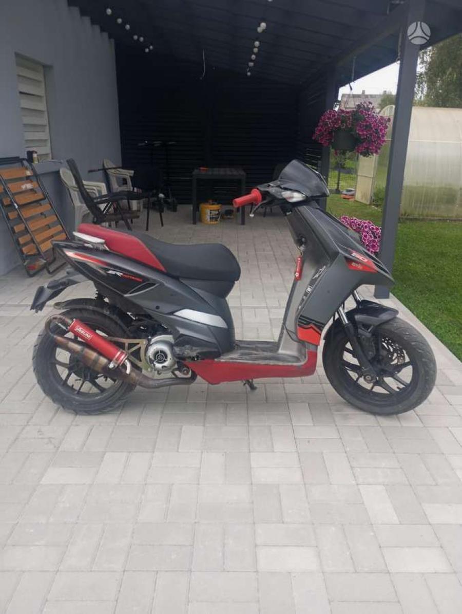 Black Aprilia SR 2016 in Taurage, with an engine capacity of 49.00 L and mileage of 28 thousand km for 1400 €, photo 4 on AUTOMOTO.COM.LV