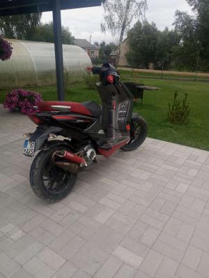 Black Aprilia SR 2016 in Taurage, with an engine capacity of 49.00 L and mileage of 28 thousand km for 1400 €, photo 5 on AUTOMOTO.COM.LV