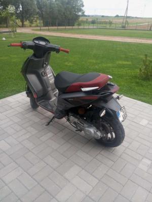 Black Aprilia SR 2016 in Taurage, with an engine capacity of 49.00 L and mileage of 28 thousand km for 1400 €, photo 6 on AUTOMOTO.COM.LV