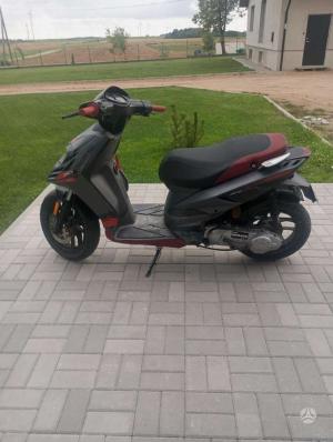 Black Aprilia SR 2016 in Taurage, with an engine capacity of 49.00 L and mileage of 28 thousand km for 1400 €, photo 7 on AUTOMOTO.COM.LV
