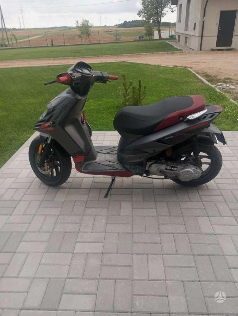 Black Aprilia SR 2016 in Taurage, with an engine capacity of 49.00 L and mileage of 28 thousand km for 1400 €, photo 7 on AUTOMOTO.COM.LV
